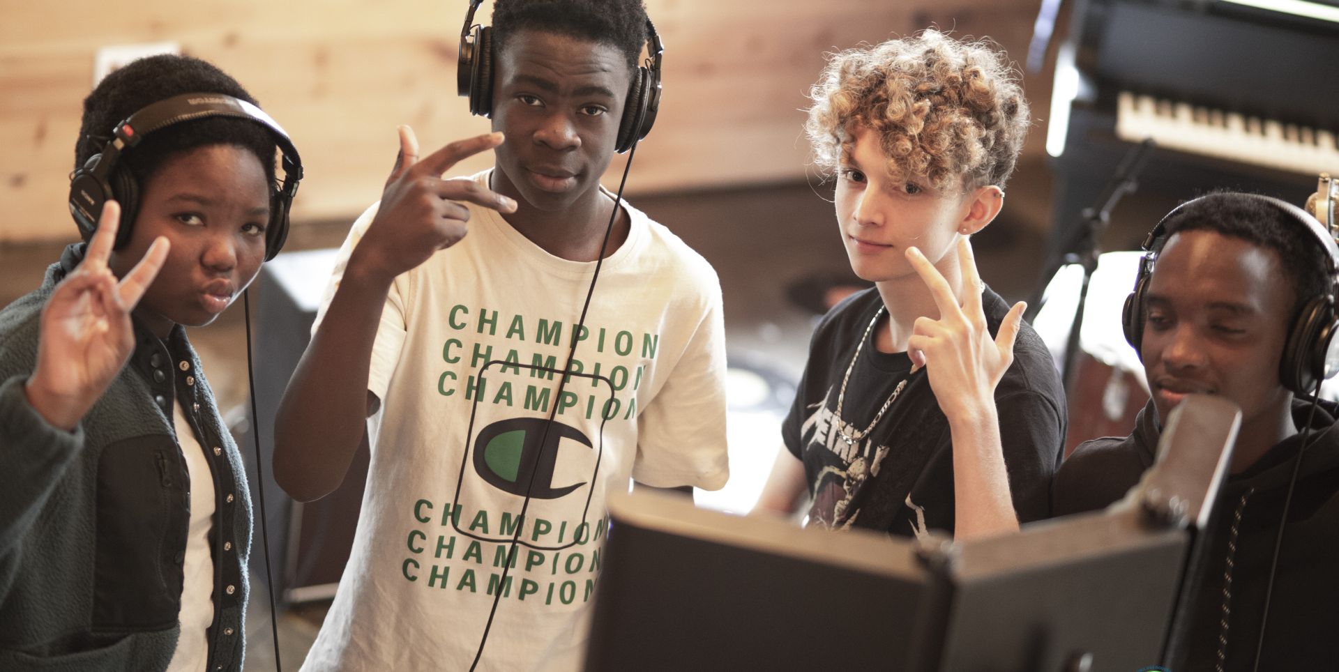 Voix de Pasaj - Unir les artistes à travers l’art et la culture